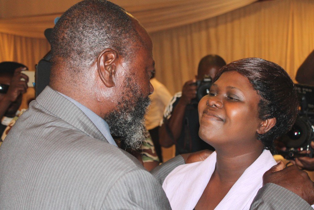 Chinoz sets kissing record - ZIMBUZZ